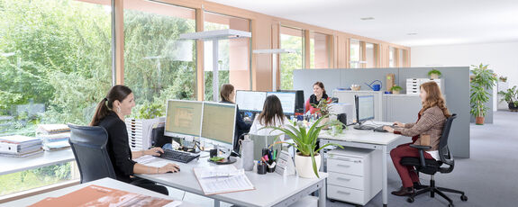 Arbeiten in der Administration und im technischen Dienst